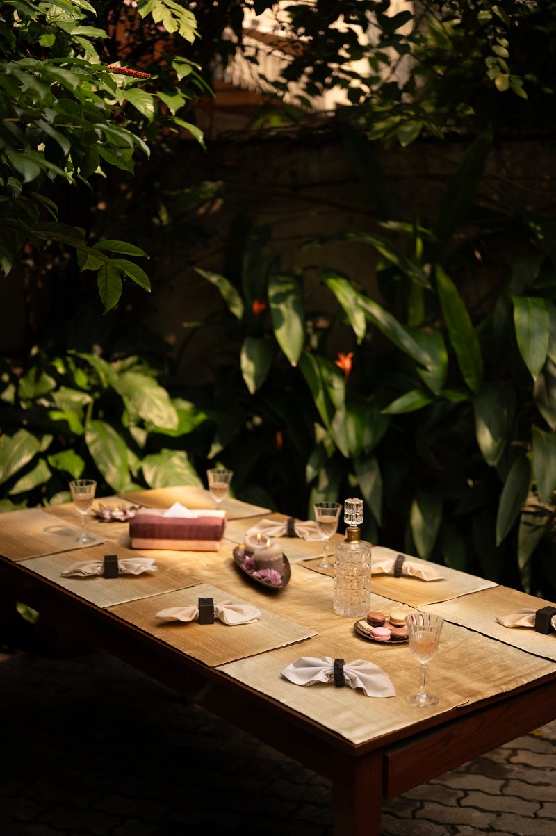 Queen's Brunch Dining Set of a Table Runner and 8 Table Mats